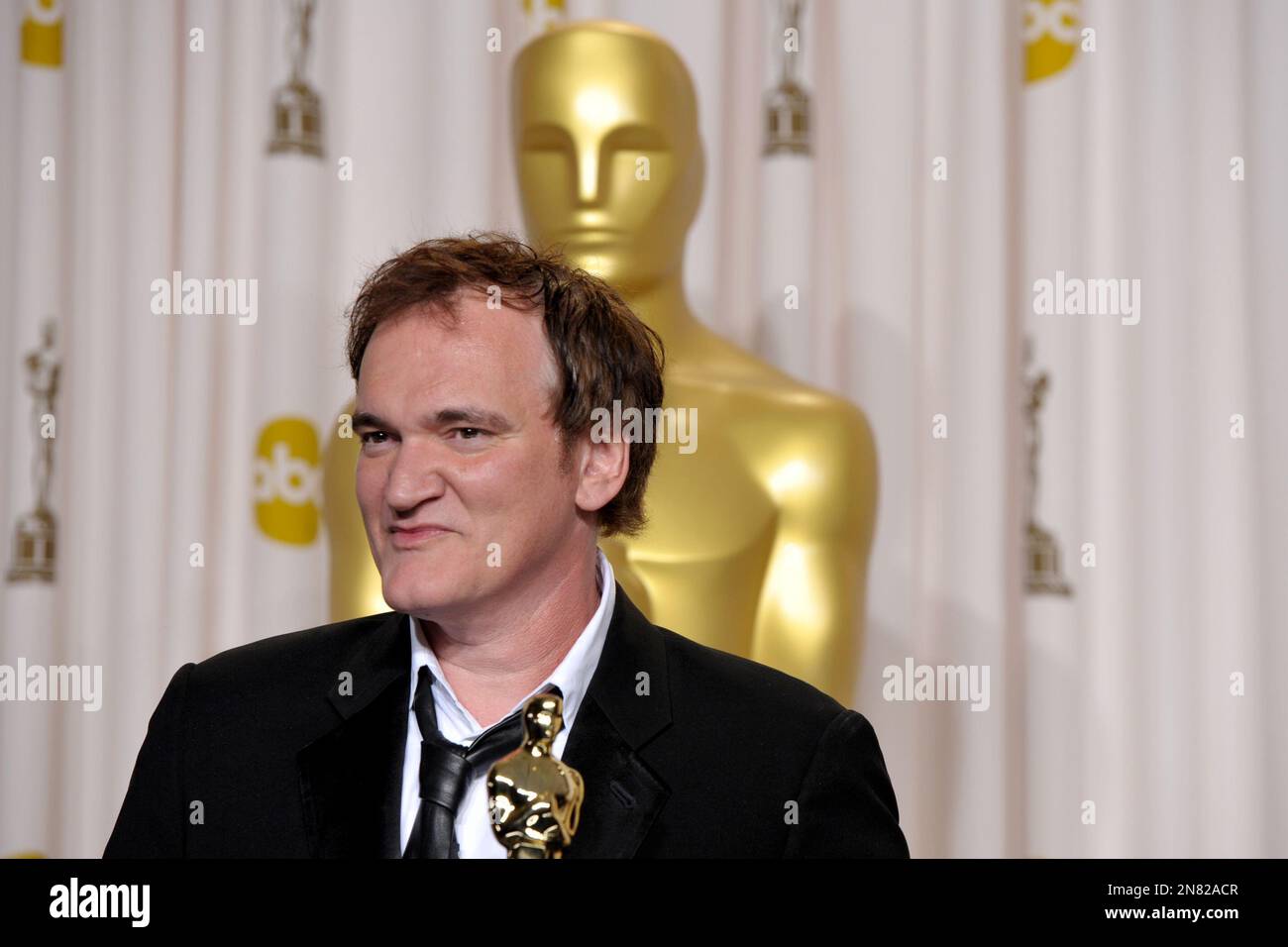 Quentin Tarantino poses with his award for best original screenplay for ...