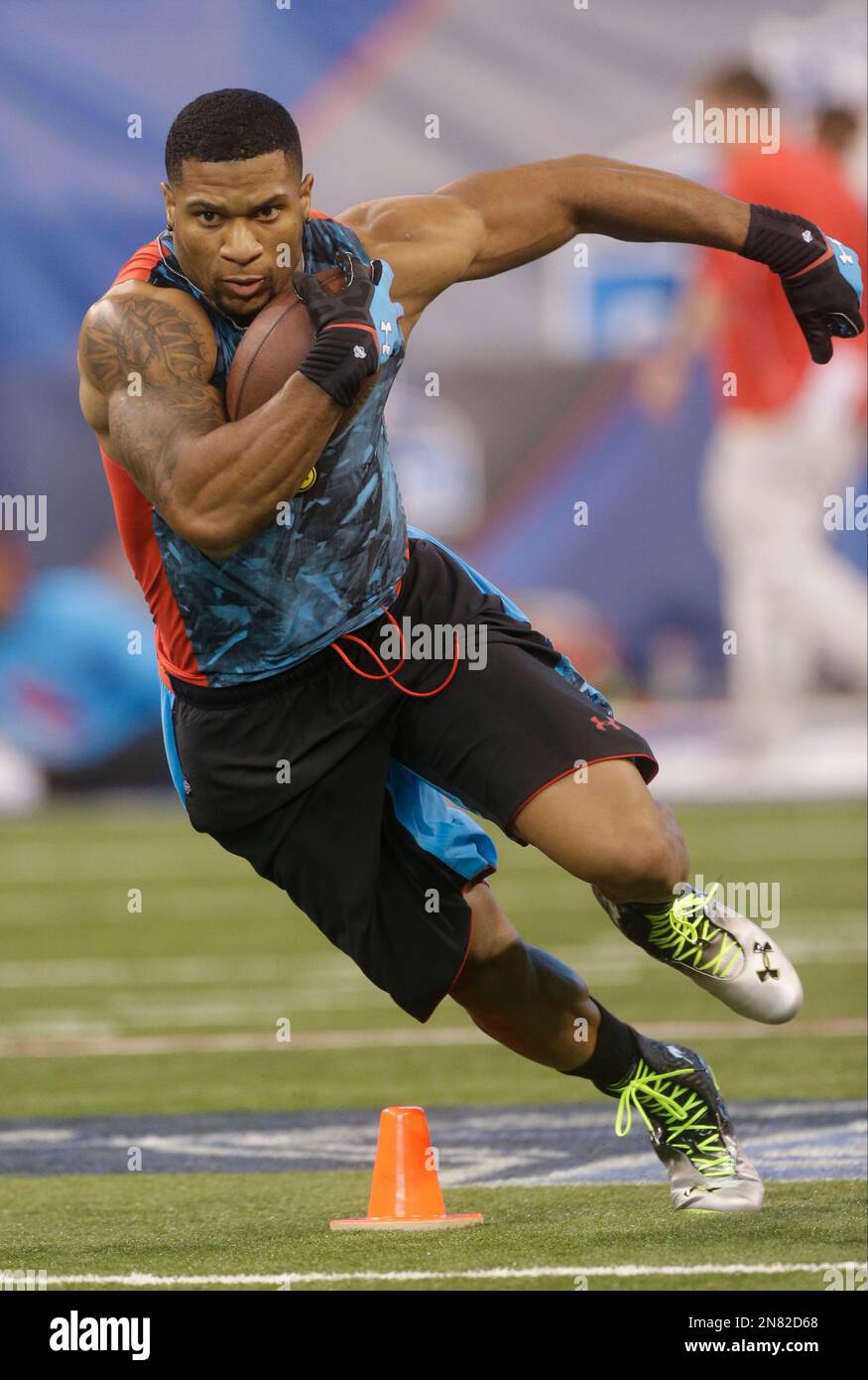 Arkansas running back Knile Davis runs a drill during the NFL football ...