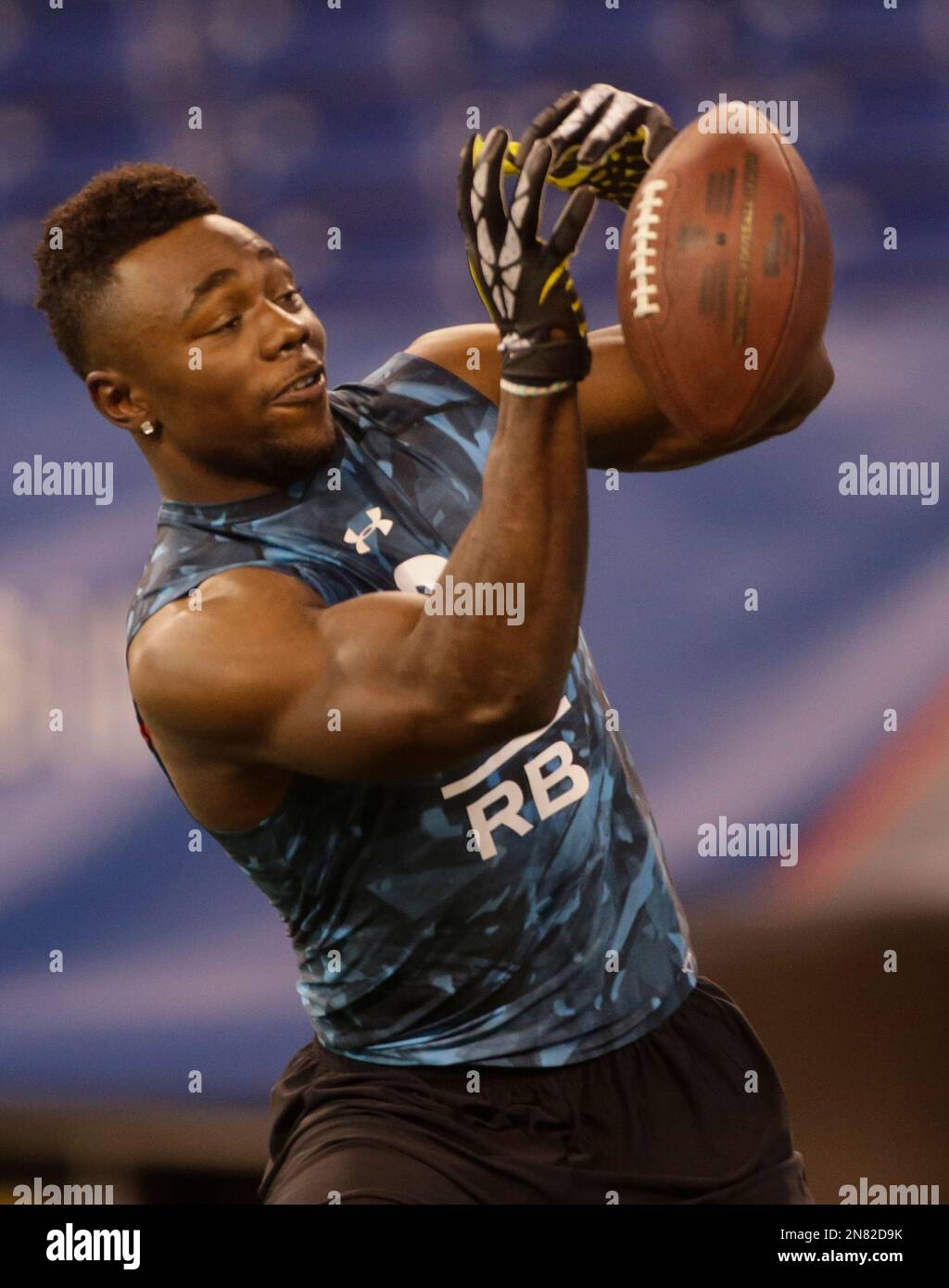 Oregon running back Kenjon Barner runs a drill during the NFL football ...