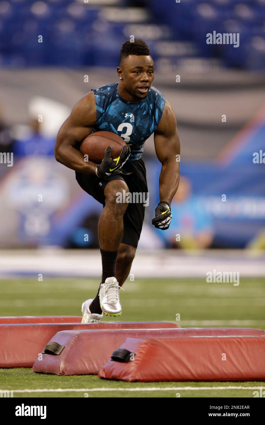 Oregon running back Kenjon Barner runs a drill at the NFL football ...