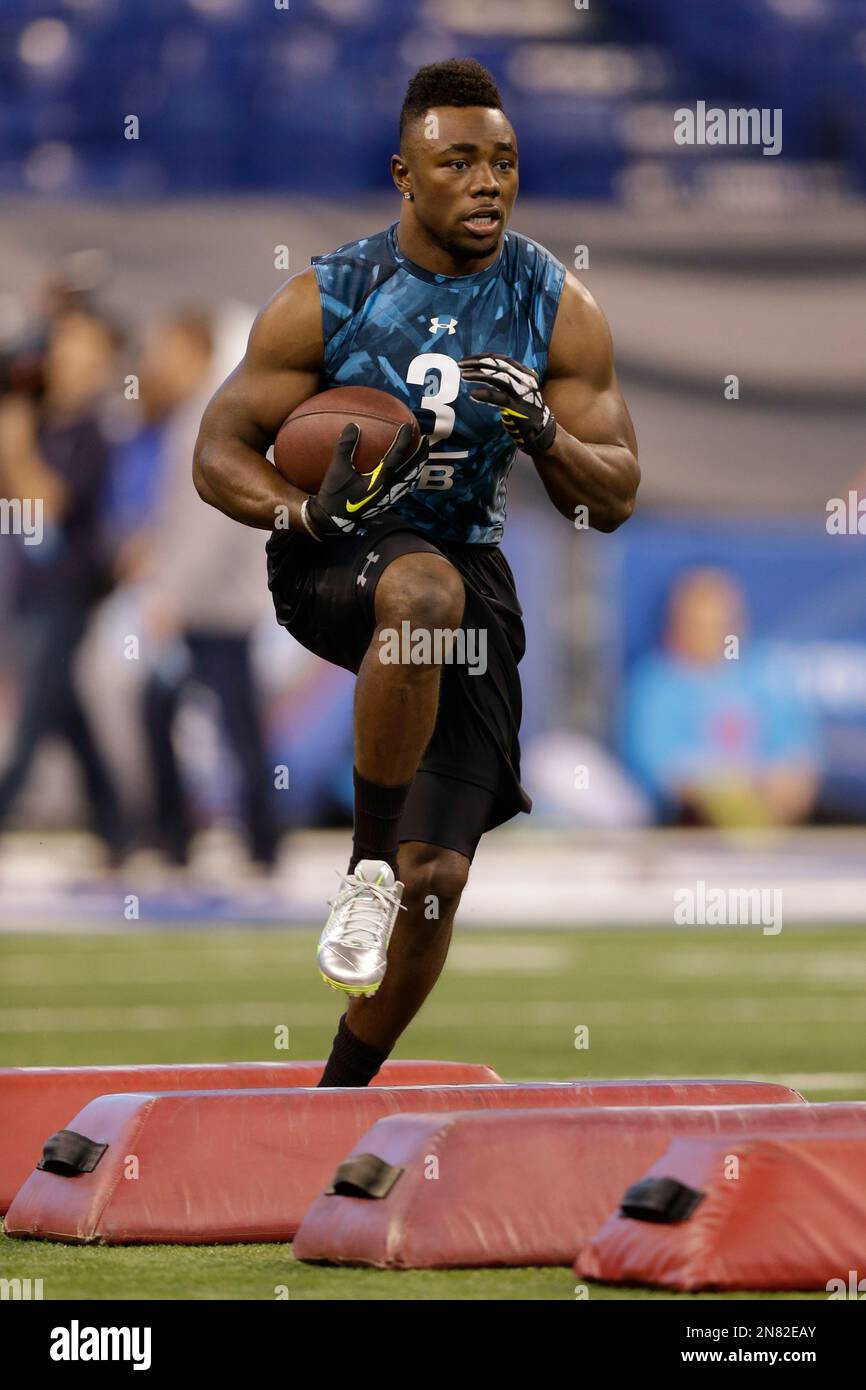 Oregon running back Kenjon Barner runs a drill at the NFL football ...