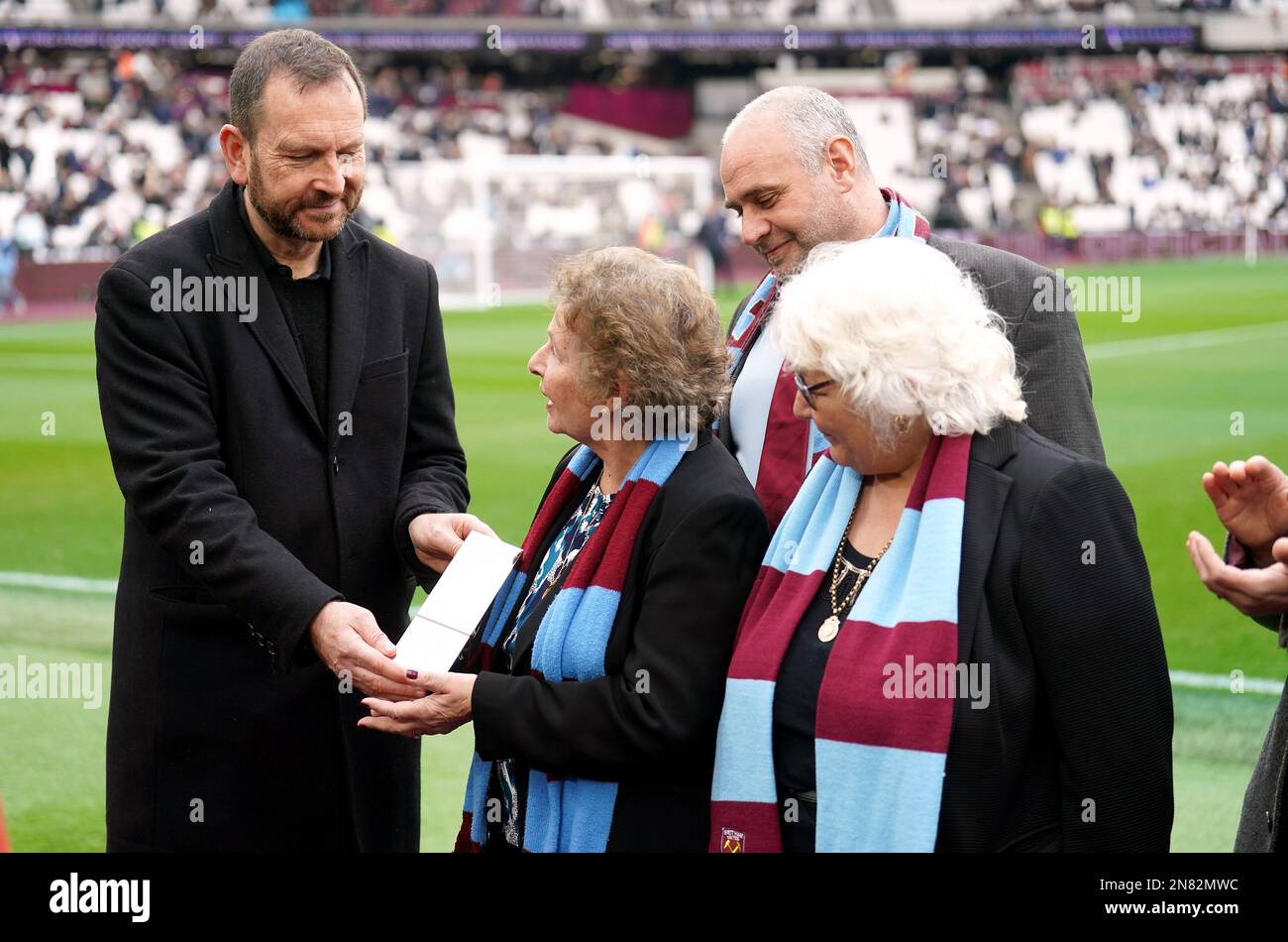 A ceremony to posthumously induct Jack Leslie into the National ...