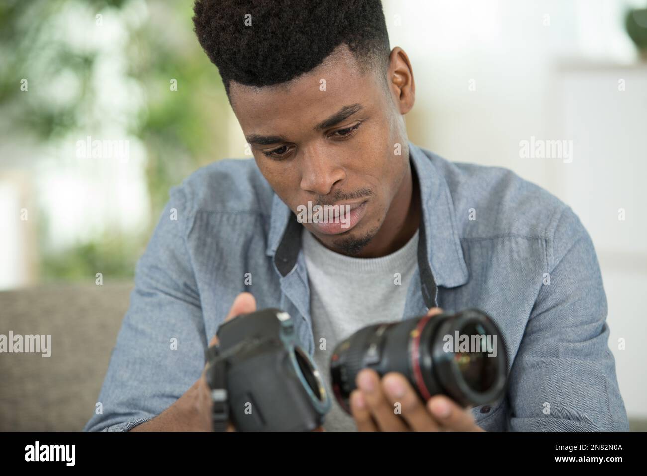 male photographer checking a dslr camera Stock Photo - Alamy