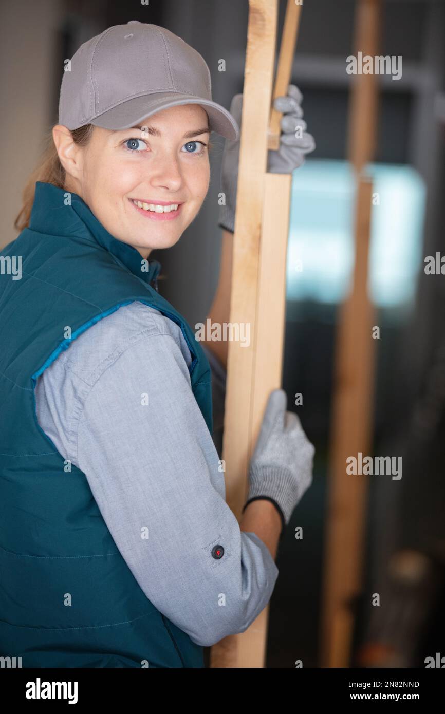 attractive female carpenter in a woodshop Stock Photo - Alamy