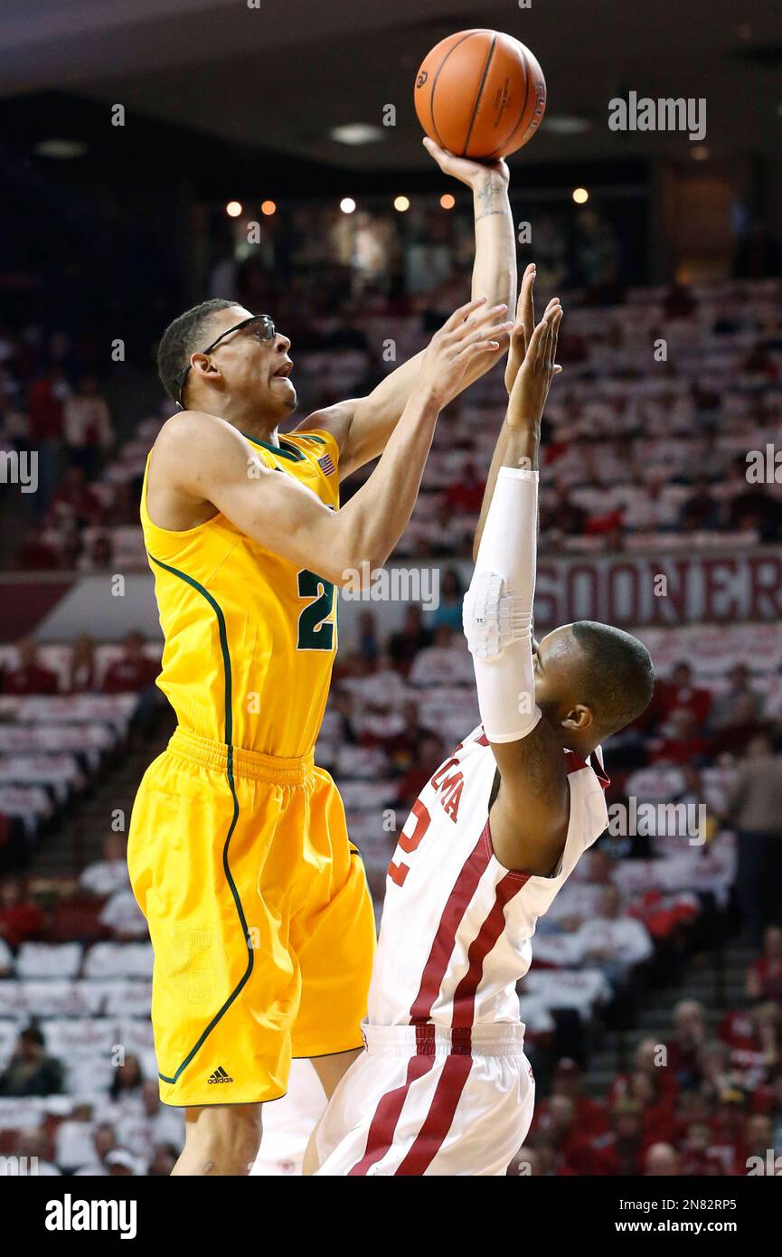 Baylor center Isaiah Austin (21) shoots over Oklahoma forward Amath M ...