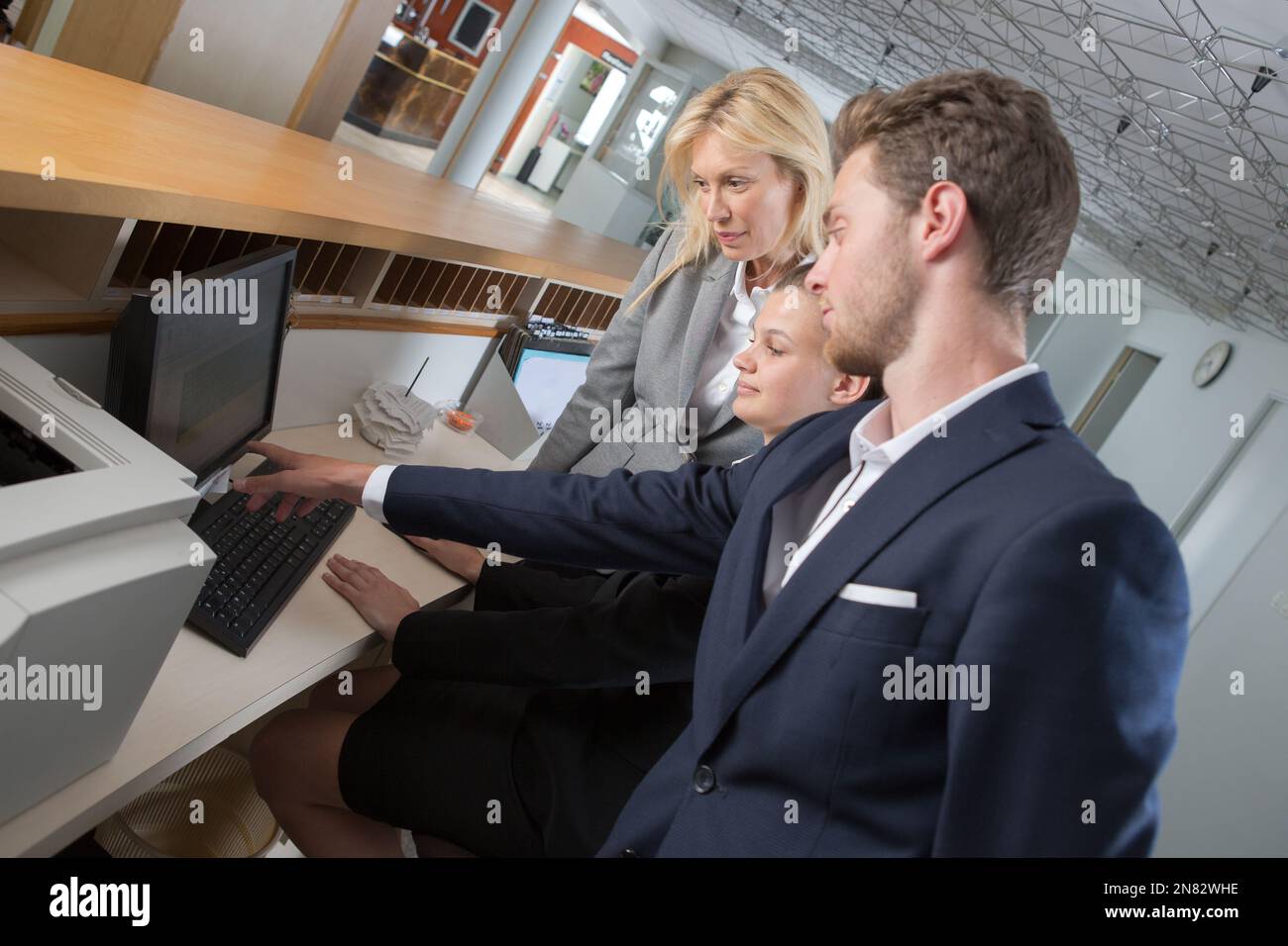 Young woman behind reception desk hi-res stock photography and images ...
