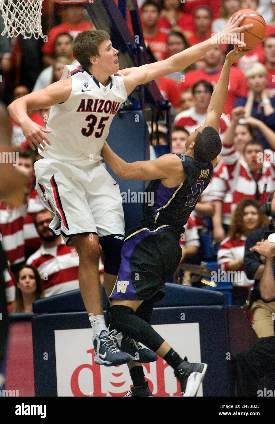 Arizona's Kaleb Tarczewski (35) blocks the shot of Washington's Abdul ...