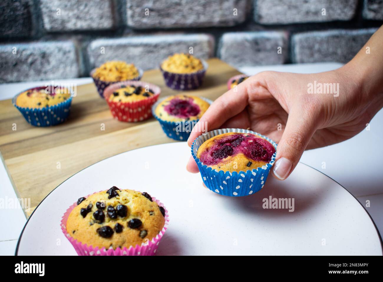 Hand holding cake hi-res stock photography and images - Alamy