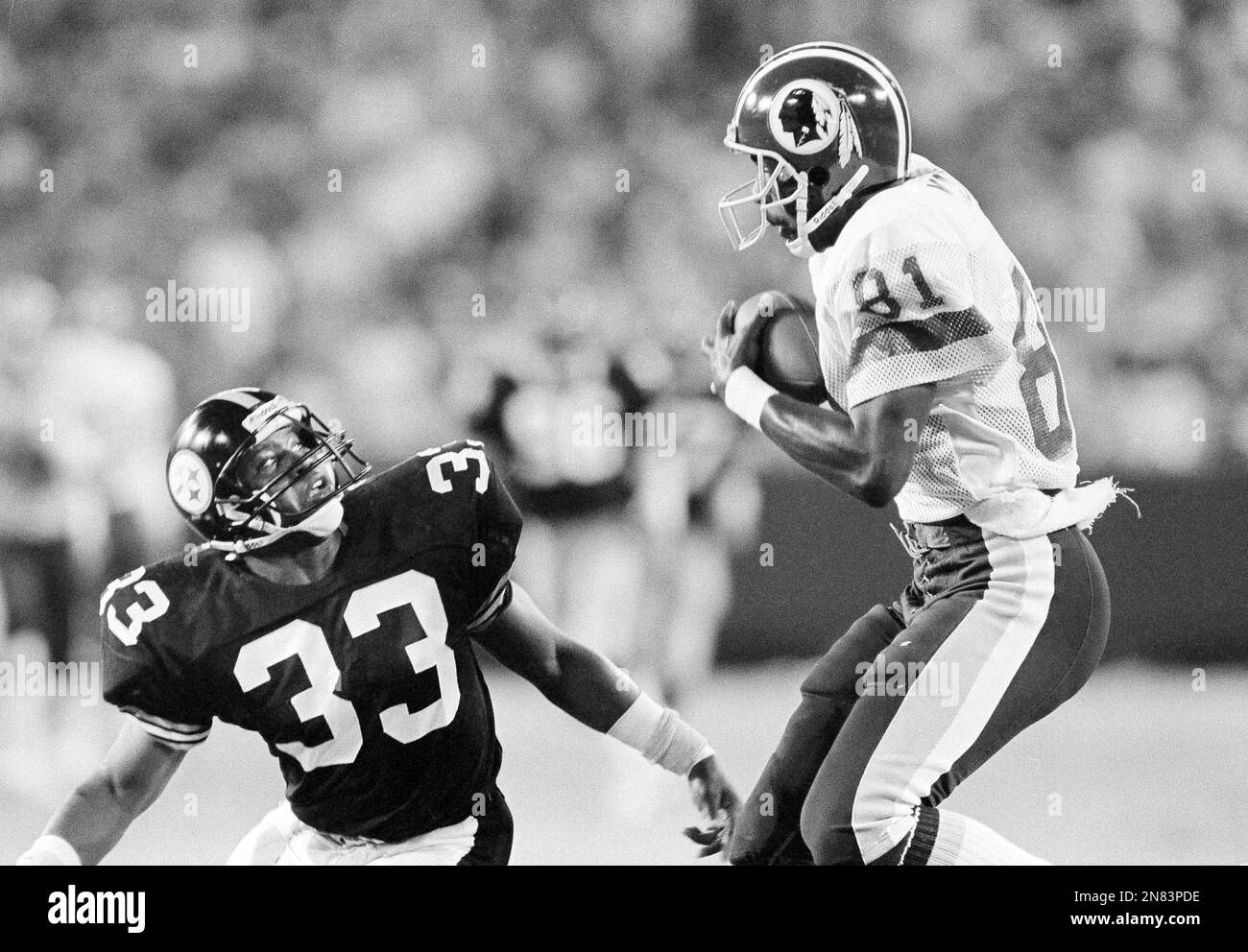 Washington Redskins wide receiver Art Monk (81) faces off against ...