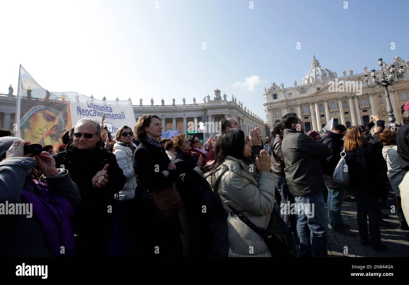 Faithful listen to Pope Benedict XVI's message during the Angelus ...