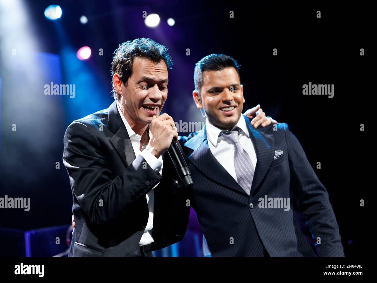 Singer Marc Anthony, left, performs with guest artist Tito "El Bambino ...