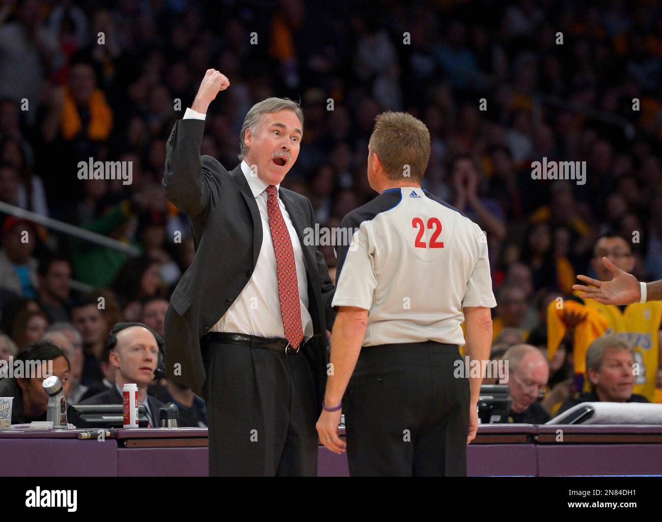 Los Angeles Lakers head coach Mike D'Antoni, left, yells at referee ...