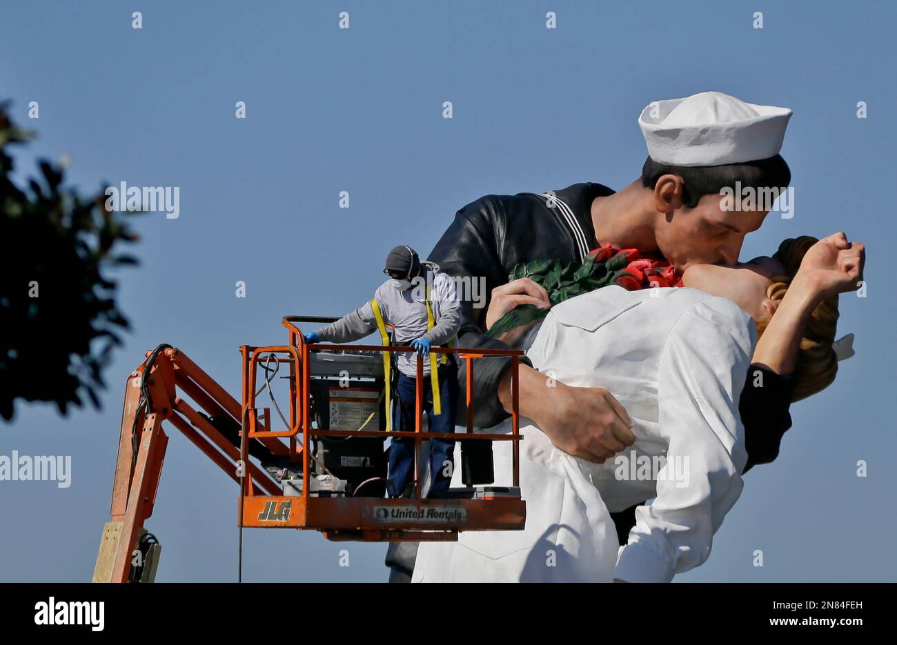 Workman put the finishing touches to the new kissing sailor statue on ...