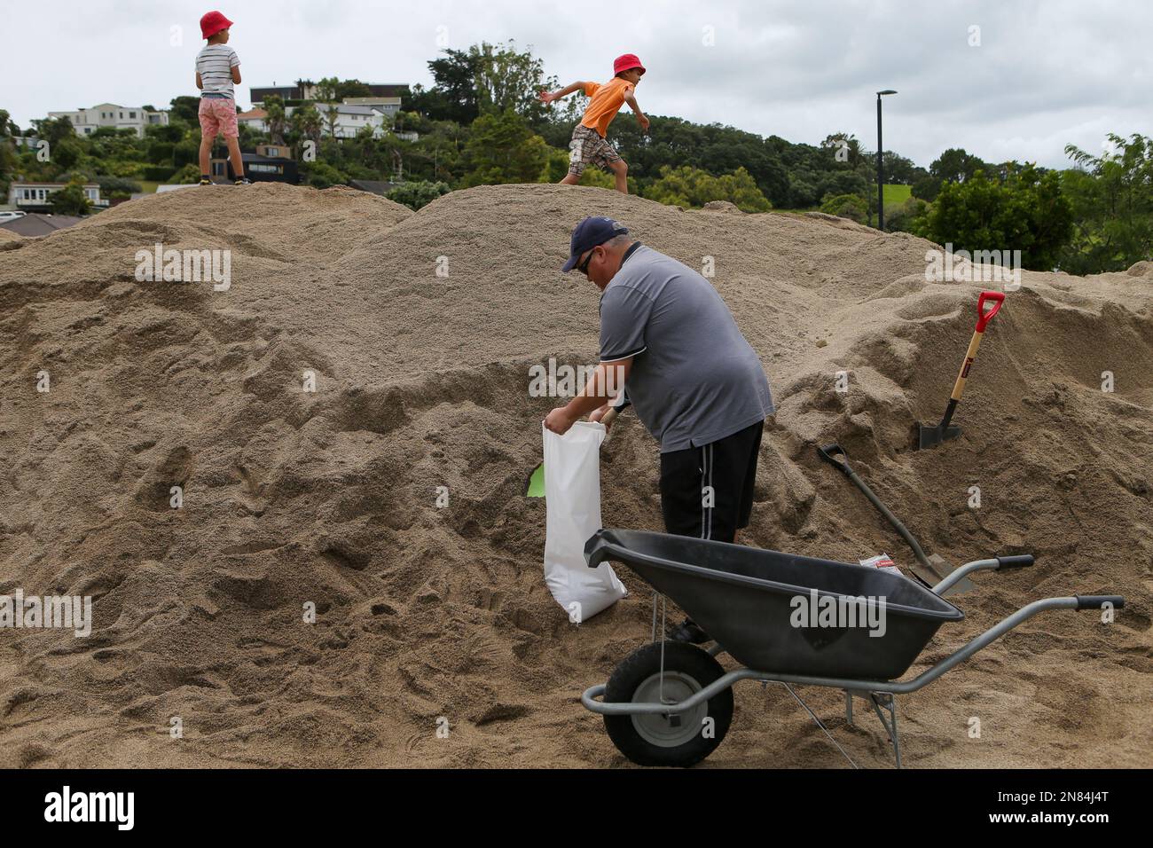 Aukland, New Zealand. 11th Feb, 2023. A resident fills a sandbag at a ...