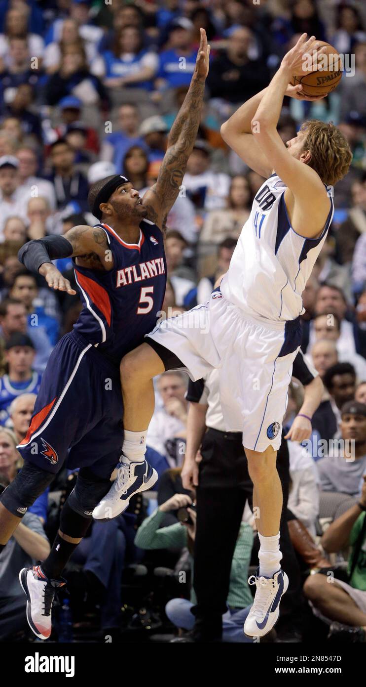 Dallas Mavericks power forward Dirk Nowitzki (41) of Germany shoots ...