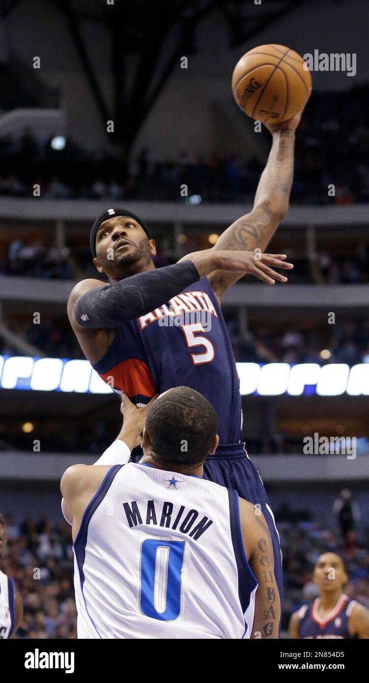 Atlanta Hawks forward Josh Smith (5) shoots over Dallas Mavericks ...