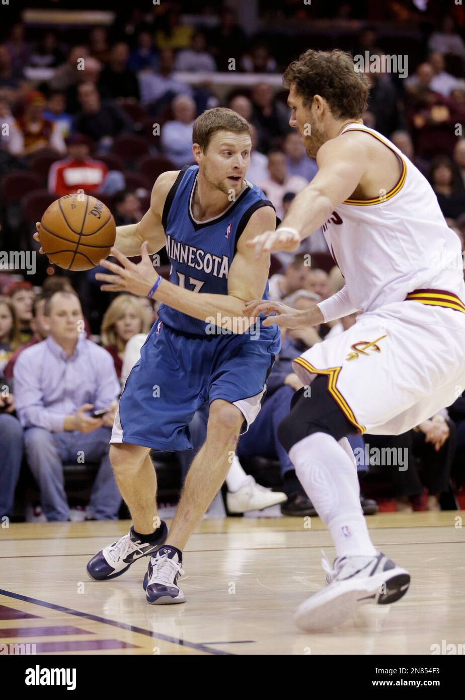 Minnesota Timberwolves' Luke Ridnour (13) drives past Cleveland ...