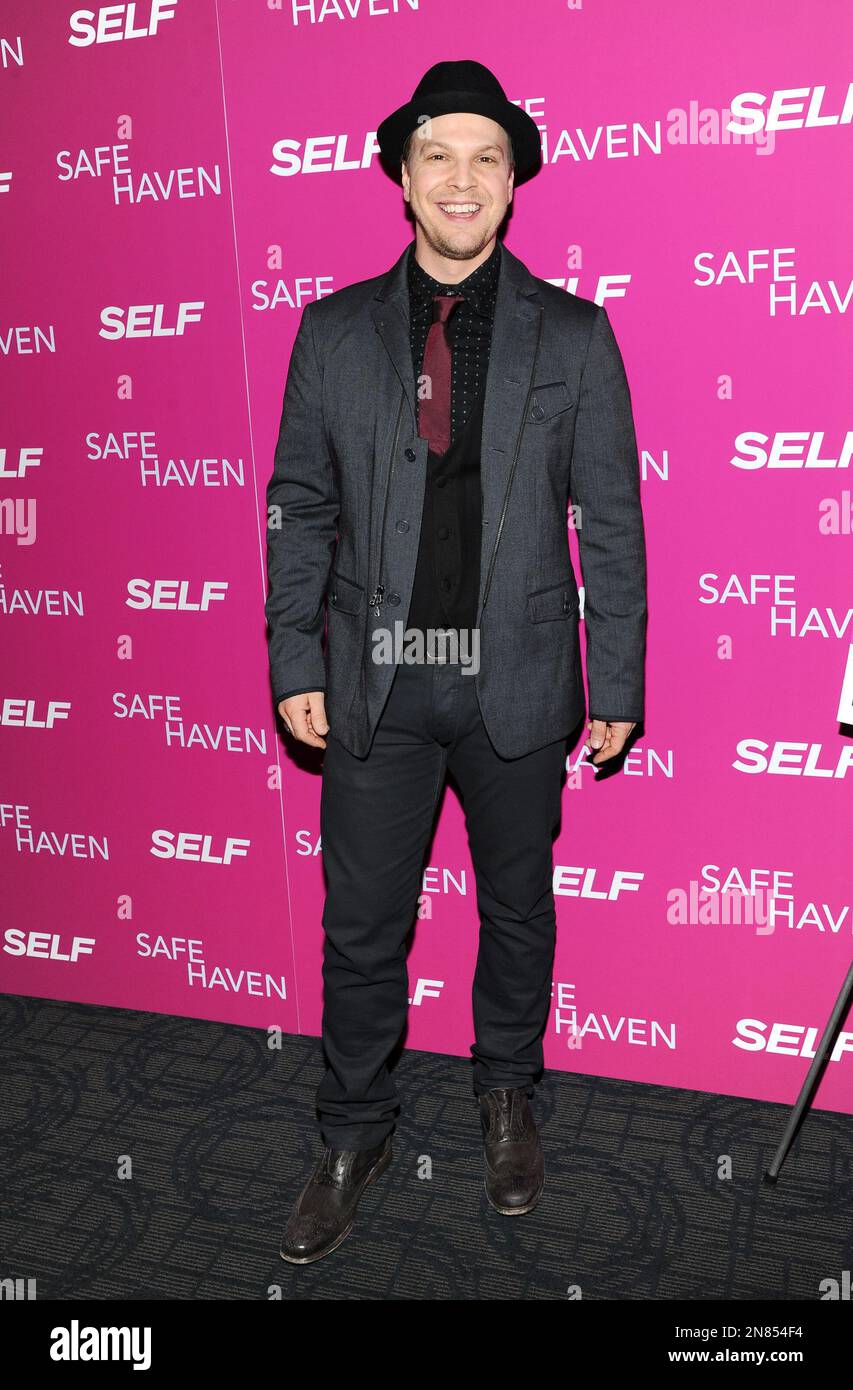 Singer Gavin DeGraw attends the premiere of "Safe Haven" at the ...
