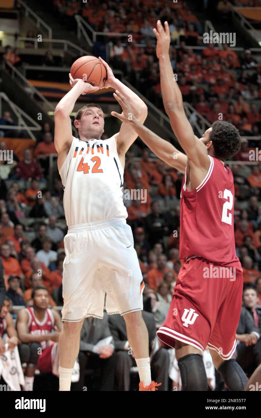 Illinois' Tyler Griffey (42) shoots over Indiana's Christian Watford (2 ...