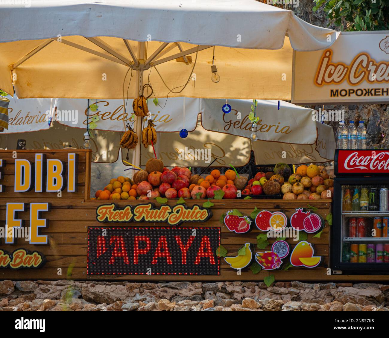 The view of a local fruit juice outdoor shop in Turkey Alanya Stock ...