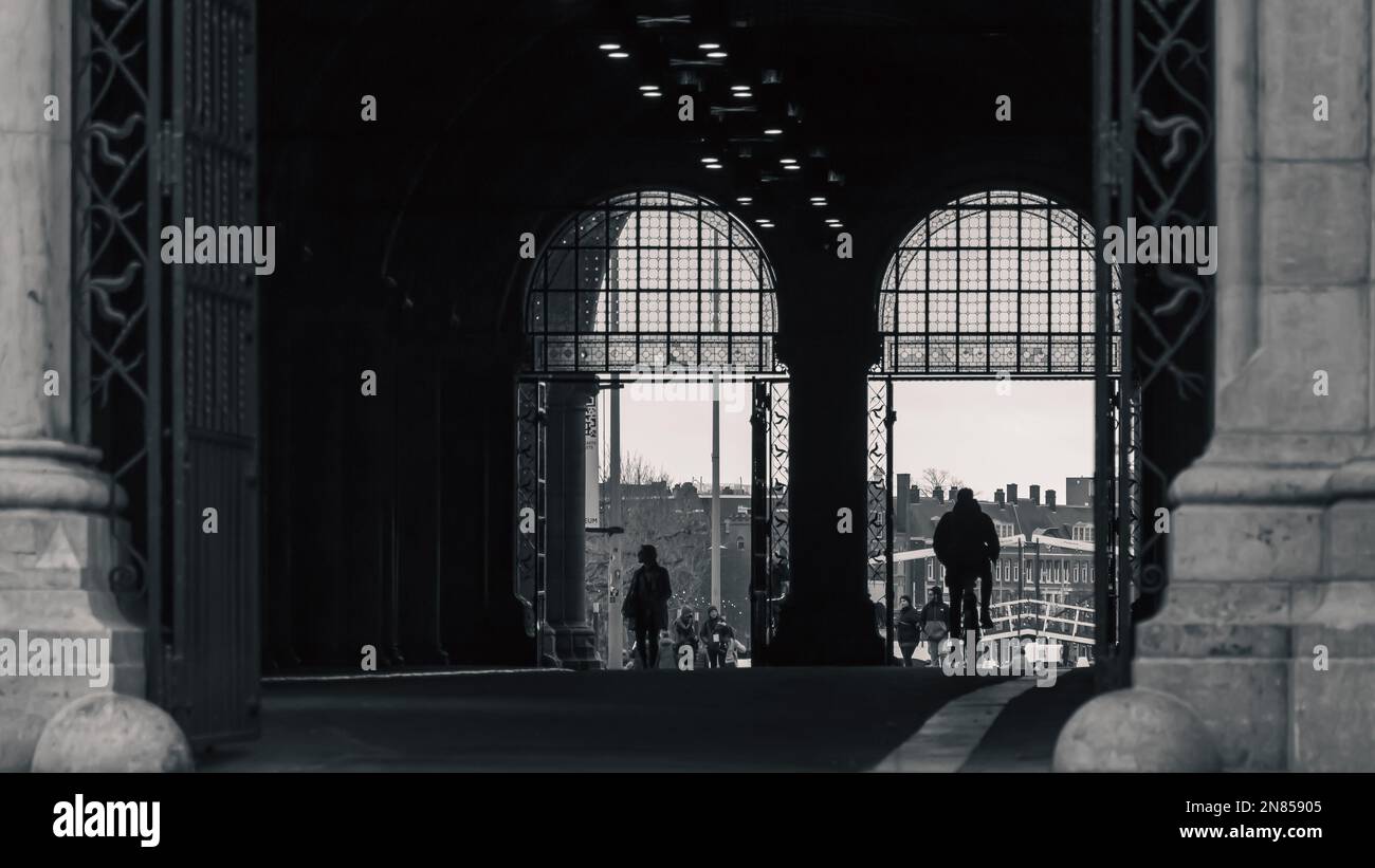 People passing through the gate of the Rijksmuseum in Amsterdam Stock ...