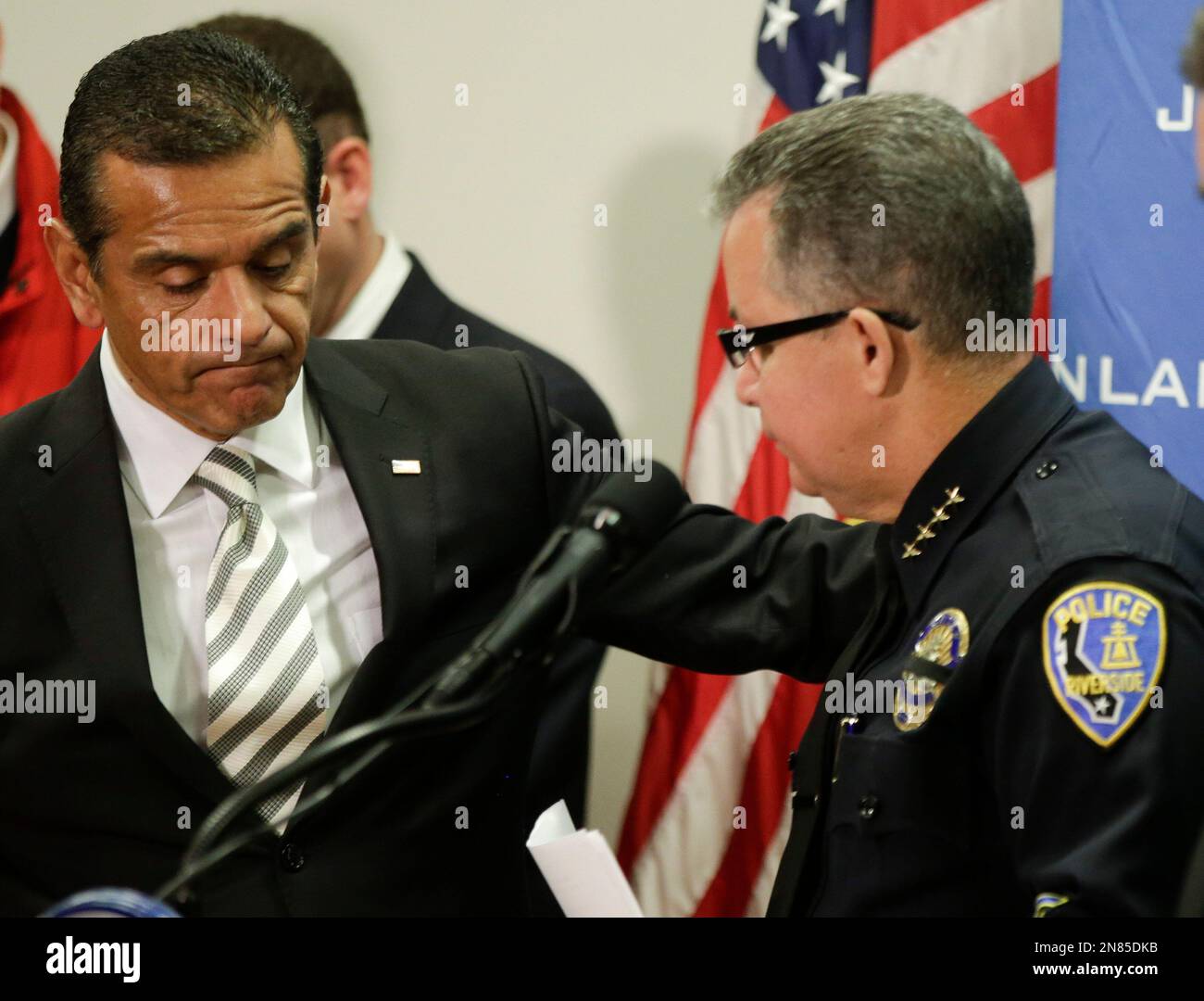 Los Angeles Mayor, Antonio Villaraigosa, left, comforts Riverside ...
