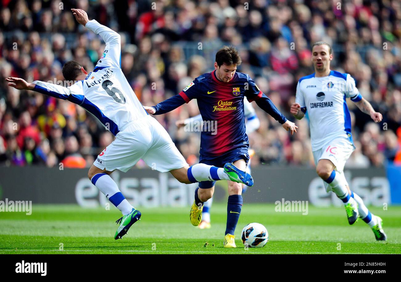 FC Barcelona's Lionel Messi from Argentina, center, duels for the ball ...