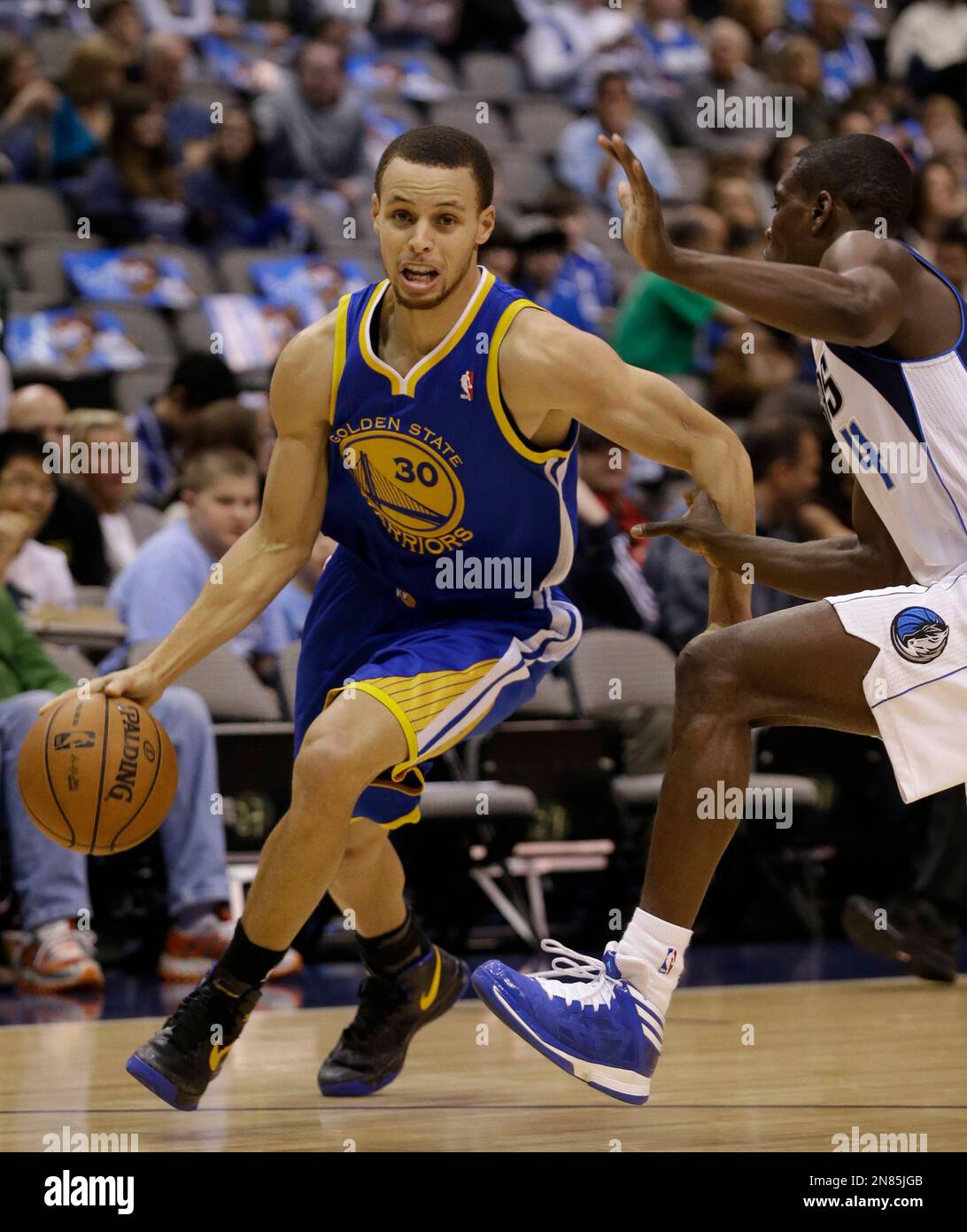 Golden State Warriors point guard Stephen Curry (30) dribbles past ...
