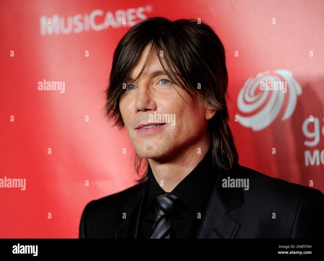 Johnny Rzeznik arrives at the MusiCares Person of the Year tribute ...