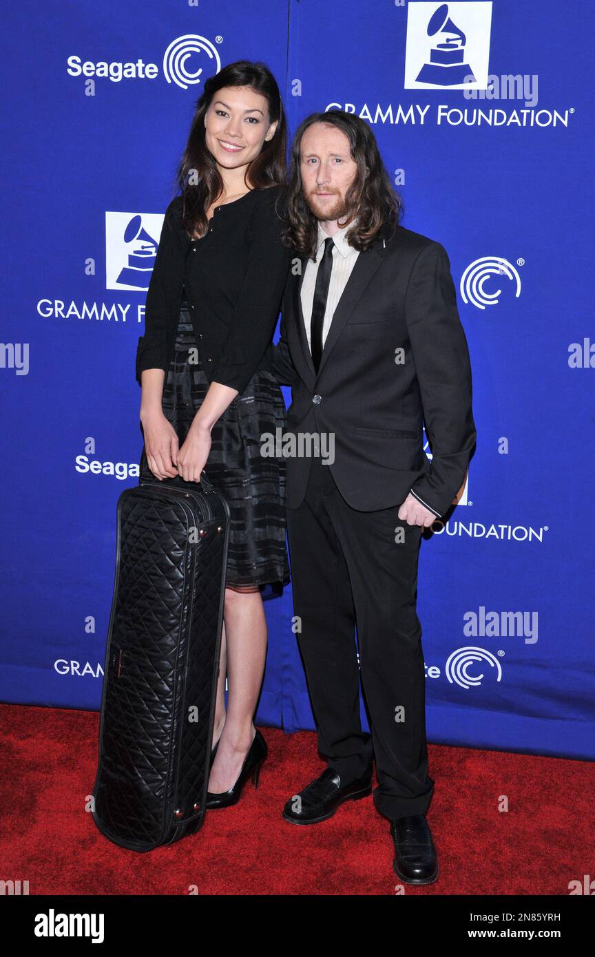Musicians Ann Marie Simpson and Mike Einziger pose for photographers at ...