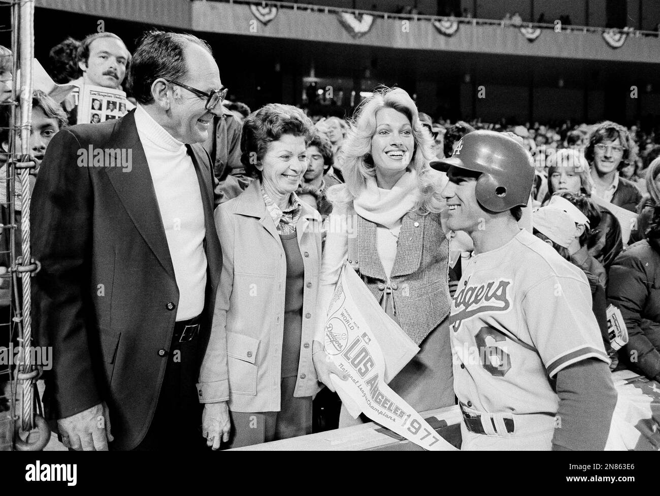 Los Angeles Dodgers Steve Garvey and his wife, Cyndy, second from right ...