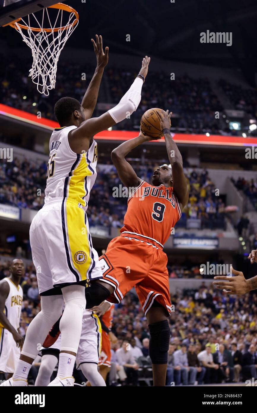 Chicago Bulls forward Luol Deng, right, shoots over Indiana Pacers ...