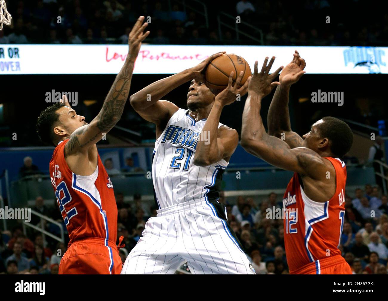 Orlando Magic's Moe Harkless (21) gets between Los Angeles Clippers ...