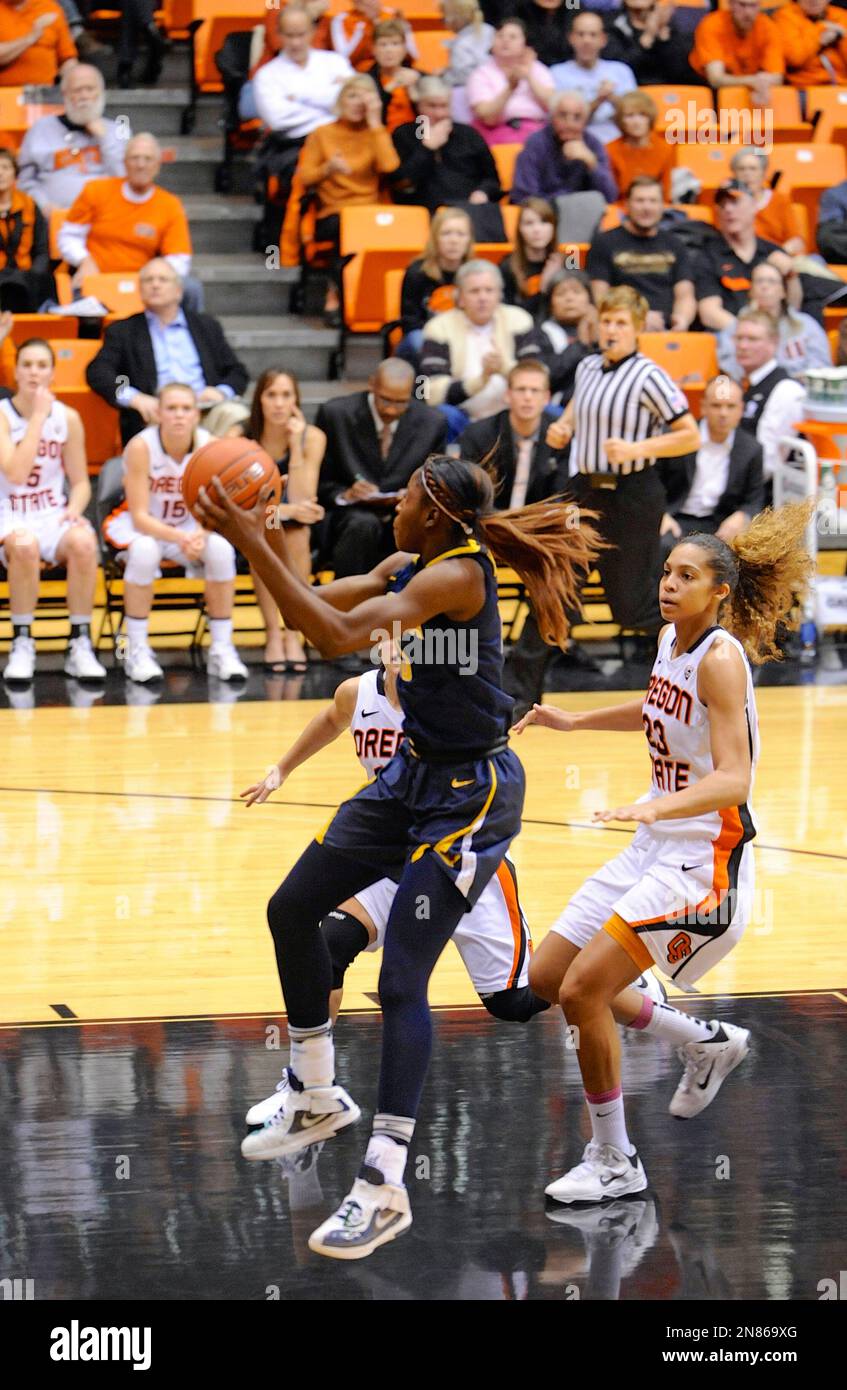 California's Gennifer Brandon (25) drives to the basket against Oregon ...