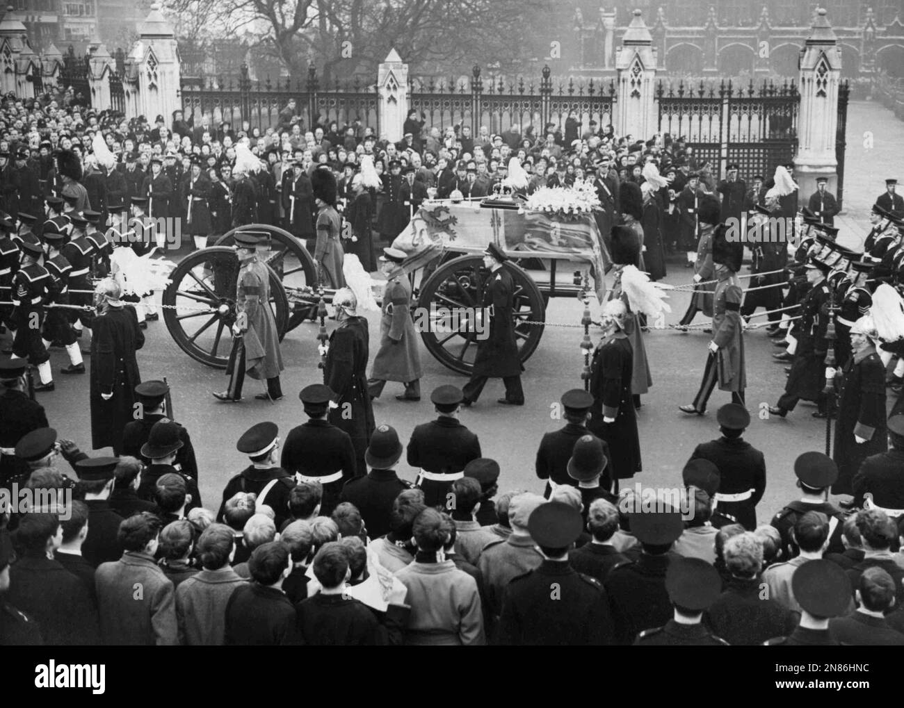 The funeral procession of Britain's King George VI begins its journey ...