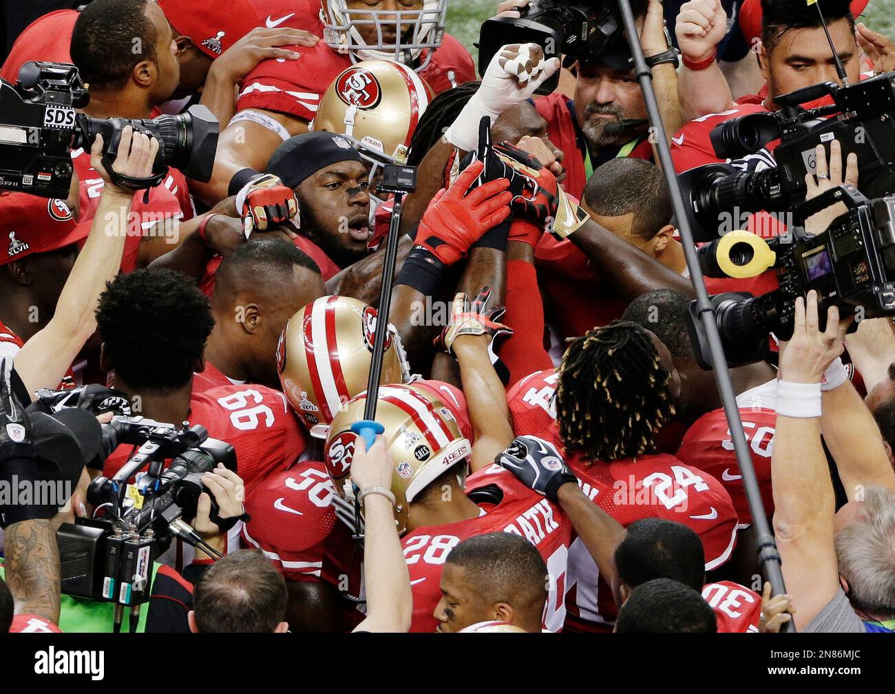 San Francisco 49ers players huddle before the NFL Super Bowl XLVII ...