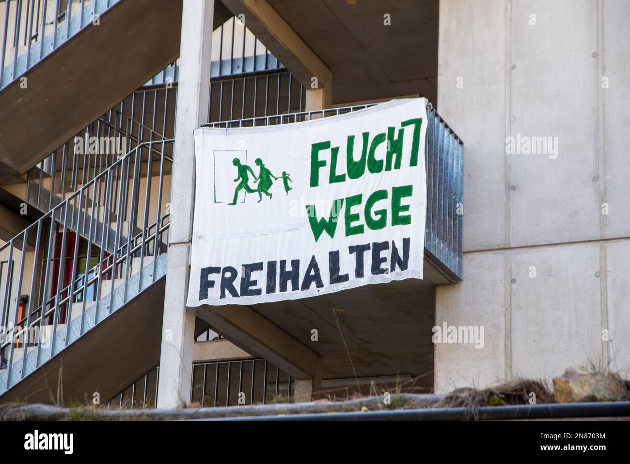 Fahne mit der Aufschrift Fluchtwege freihalten an einem Wohnhaus in ...