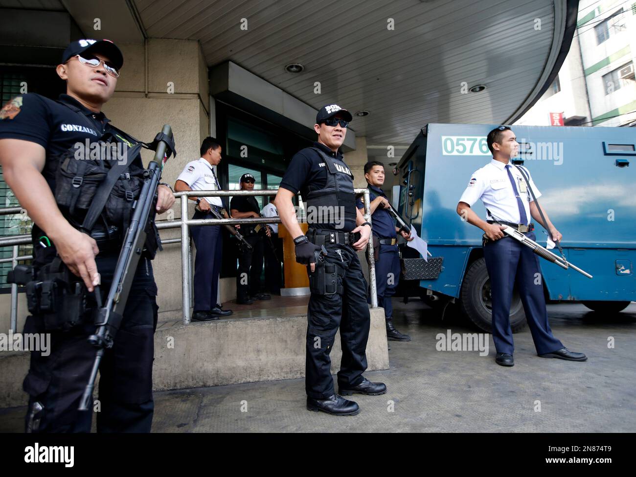 Pasay city SWAT members of the Philippine National Police make the ...
