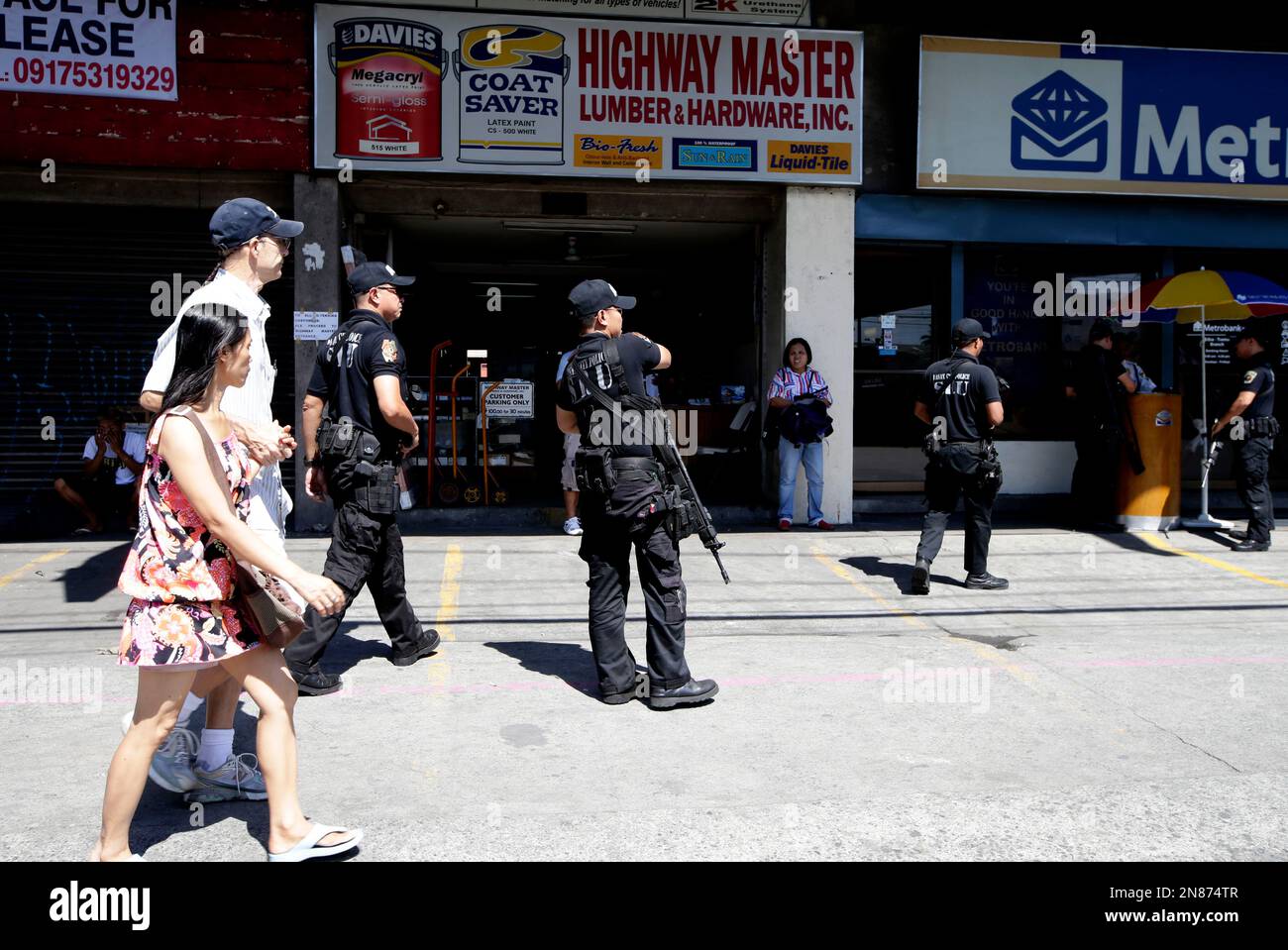 Pasay city SWAT members of the Philippine National Police make the ...