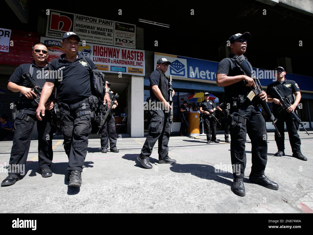 Pasay city SWAT members of the Philippine National Police make the ...