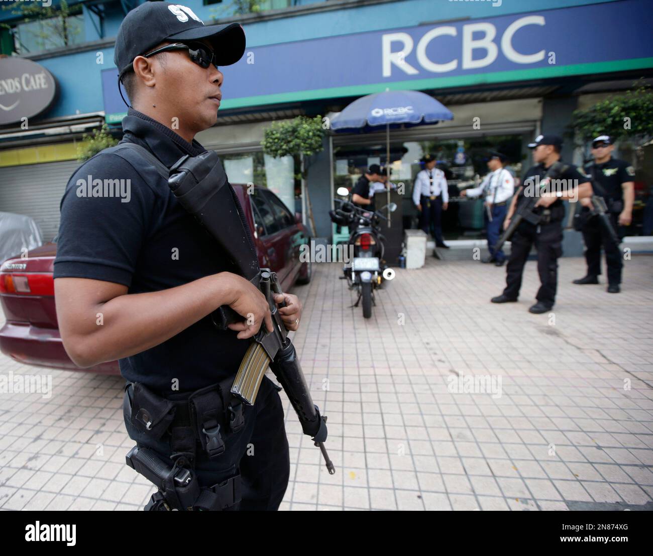 Pasay city SWAT members of the Philippine National Police make the ...