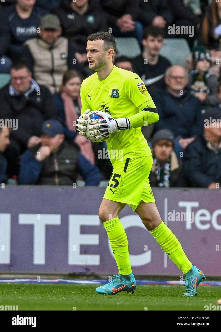 Goalkeeper callum burton hi-res stock photography and images - Alamy