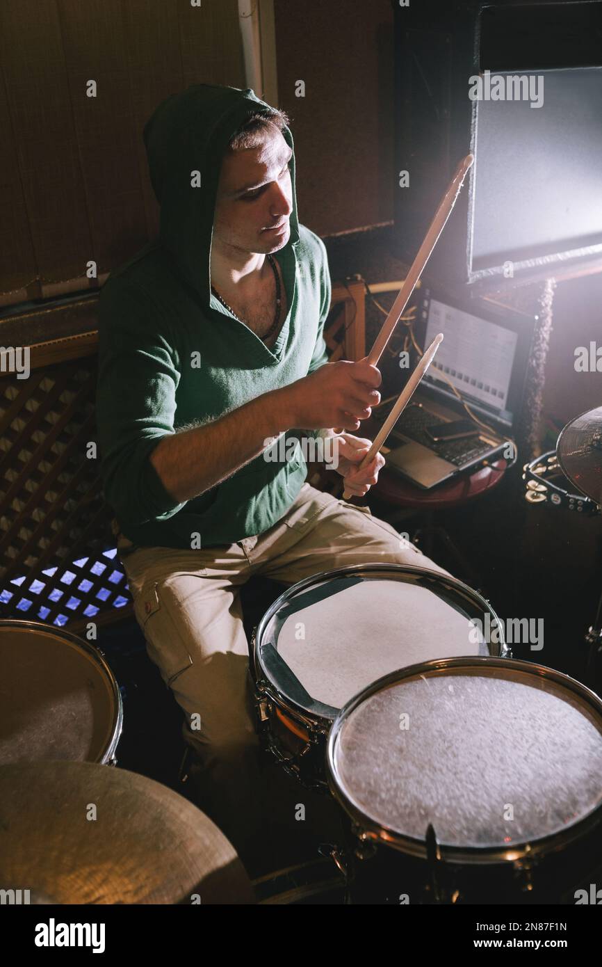 Drummer playing drums hi-res stock photography and images - Alamy Drummer playing drums hi-res stock photography and images - Alamy