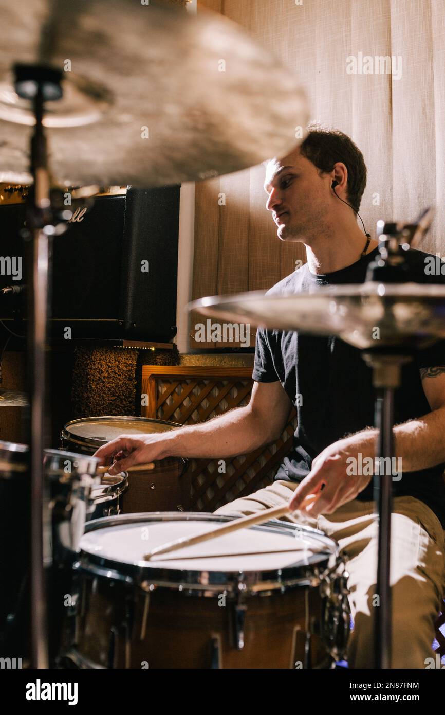 Drummer playing drums hi-res stock photography and images - Alamy Drummer playing drums hi-res stock photography and images - Alamy