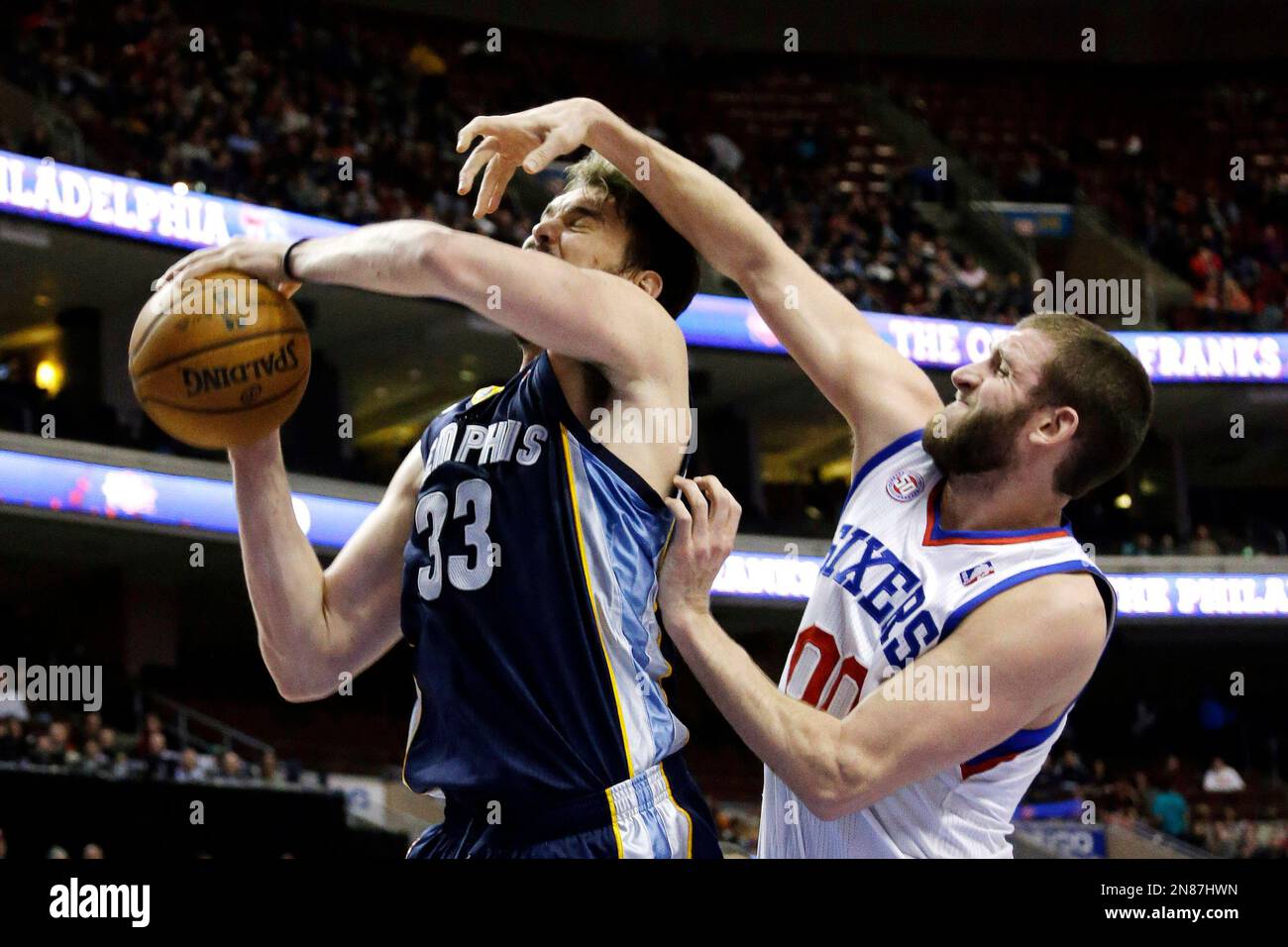 Philadelphia 76ers' Spencer Hawes, right, defends against Memphis ...