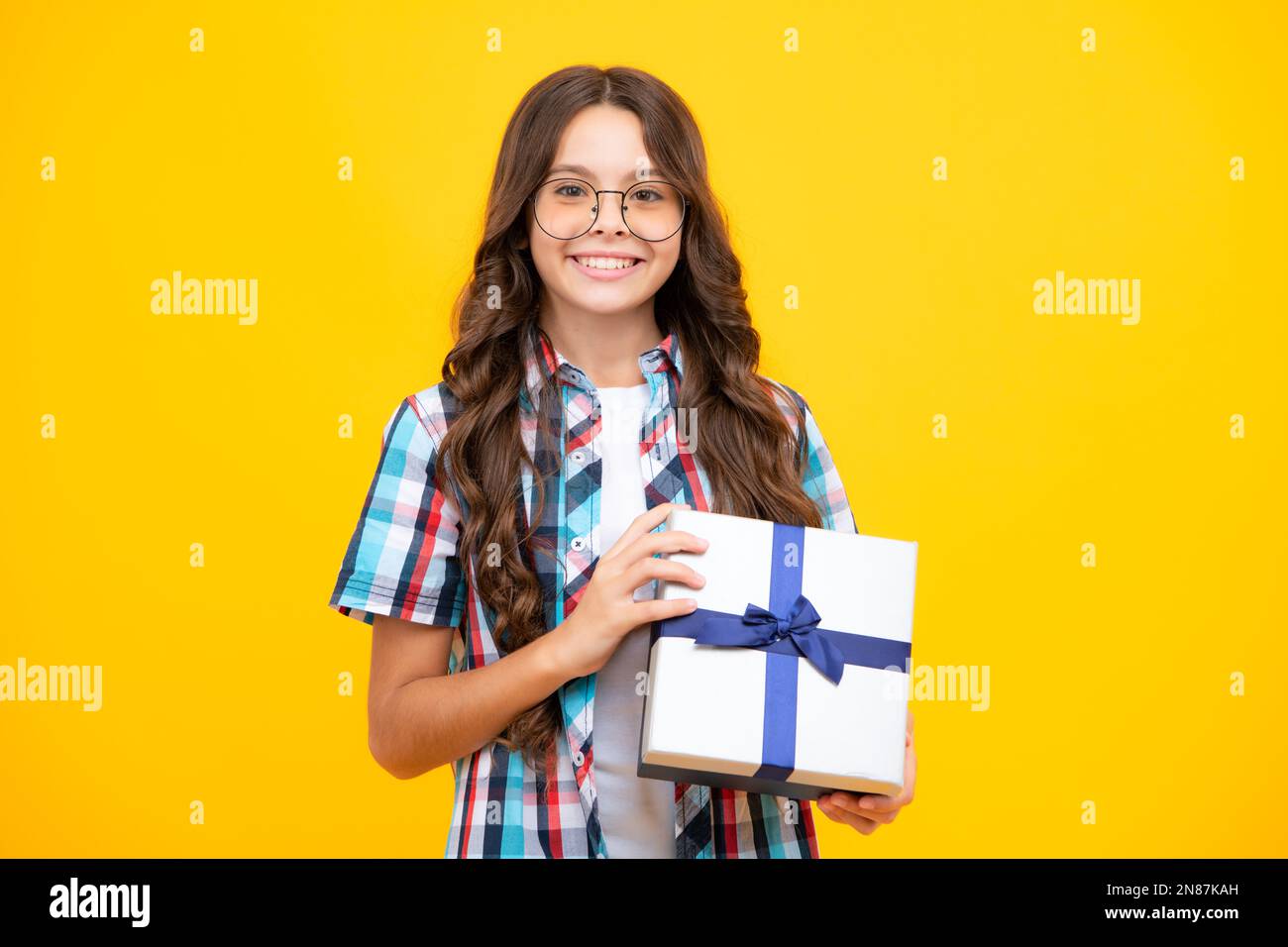 Teenager kid with present box. Teen child girl giving birthday gift ...