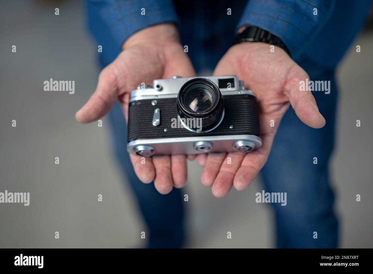 Male hands holding a vintage old camera Stock Photo - Alamy