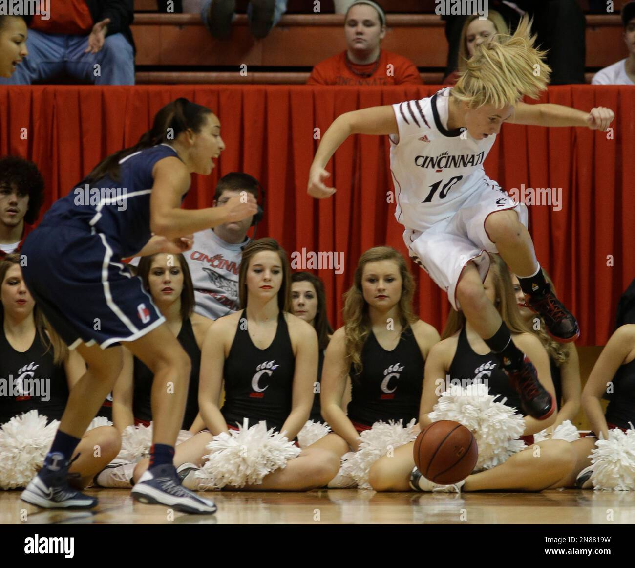Cincinnati guard Kayla Cook (10) jumps over a loose ball during an NCAA ...