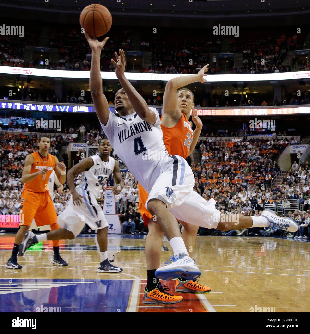 Villanova's Darrun Hilliard drives to the basket past Syracuse's ...