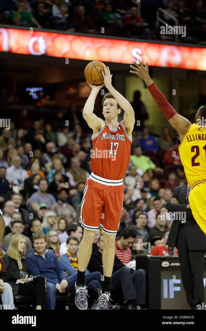 Milwaukee Bucks' Mike Dunleavy (17) shoots against the Cleveland ...
